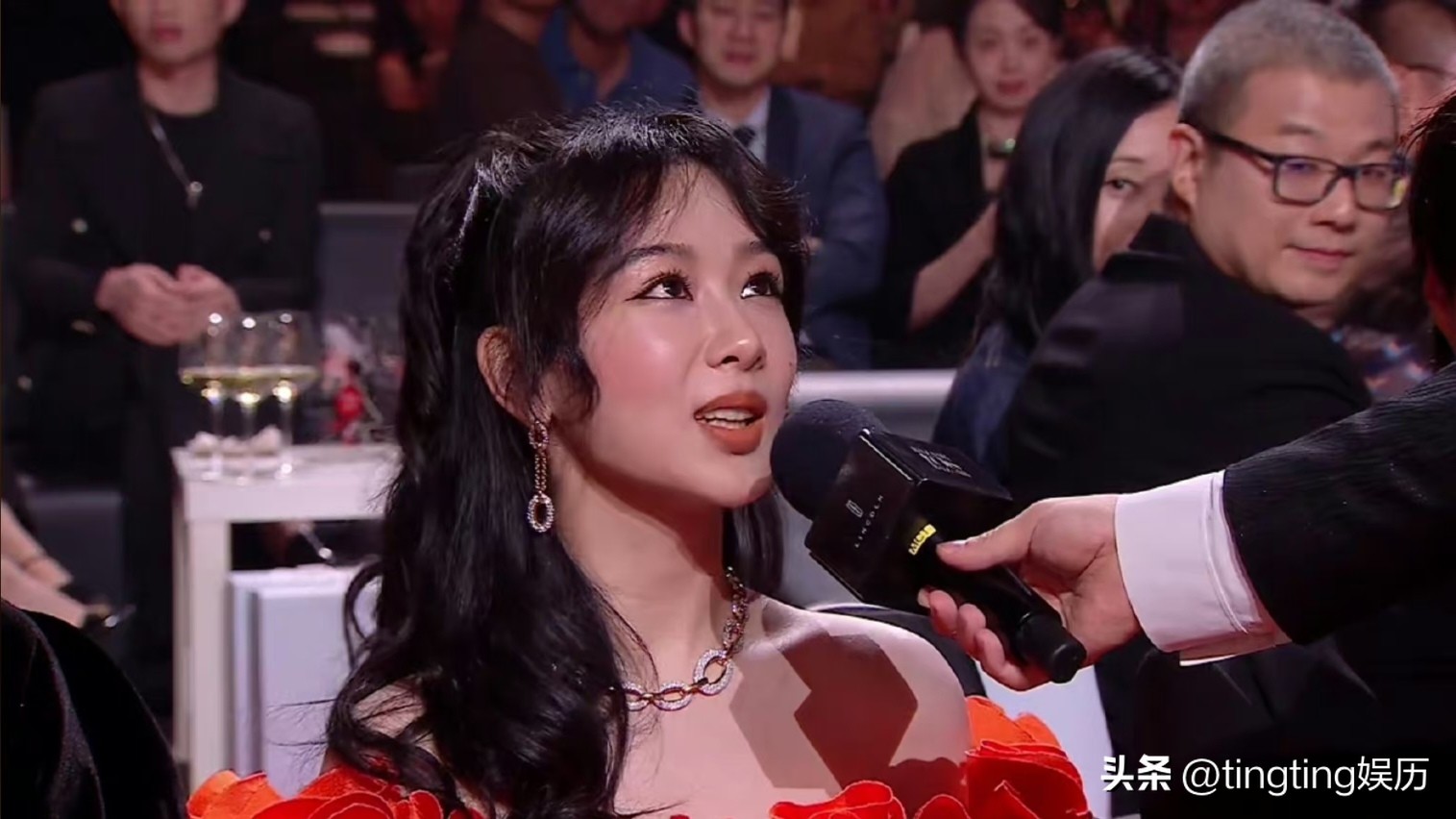 Yang Zi's Bazaar's second look is here, hands in pockets on the red ...