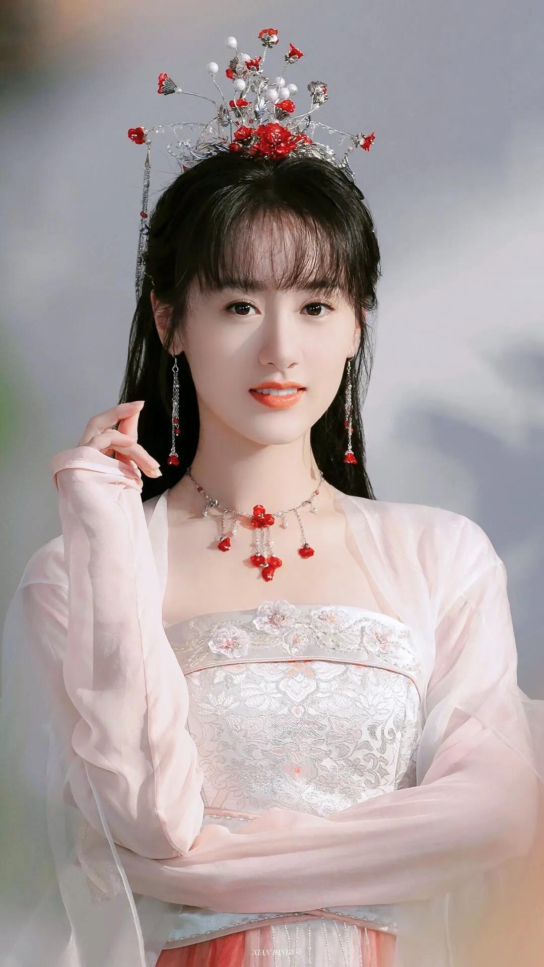 Yuan Bingyan's ancient costume is gorgeous and beautiful, as bright as ...