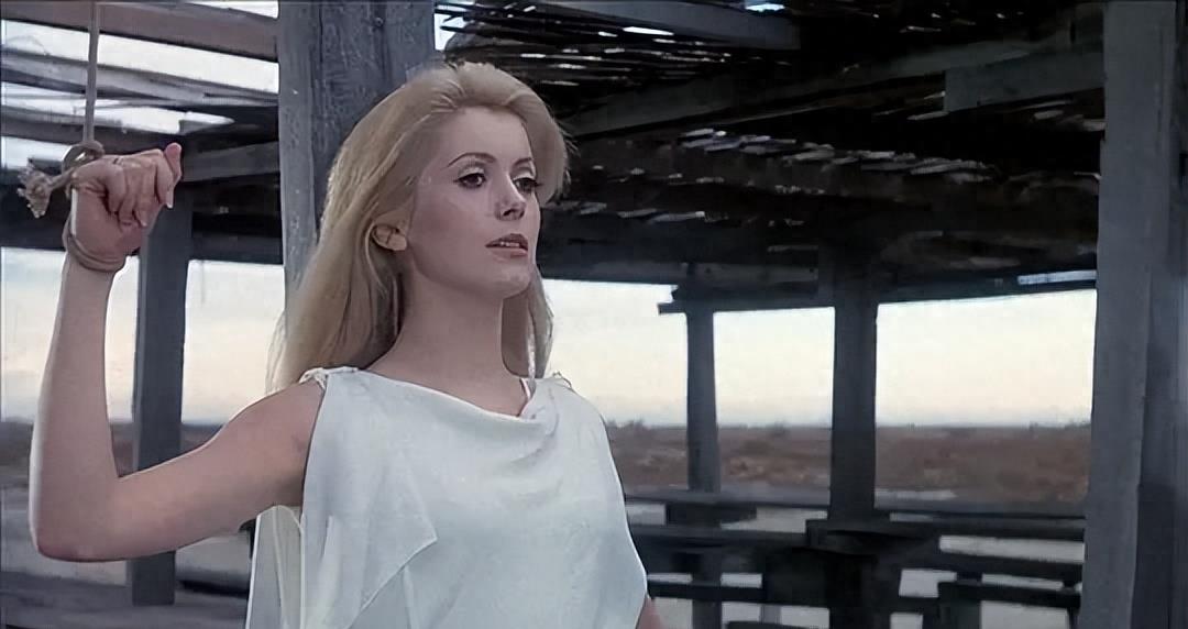 Movie "Belle de Jour": The heroine used her appearance to hold up the ...