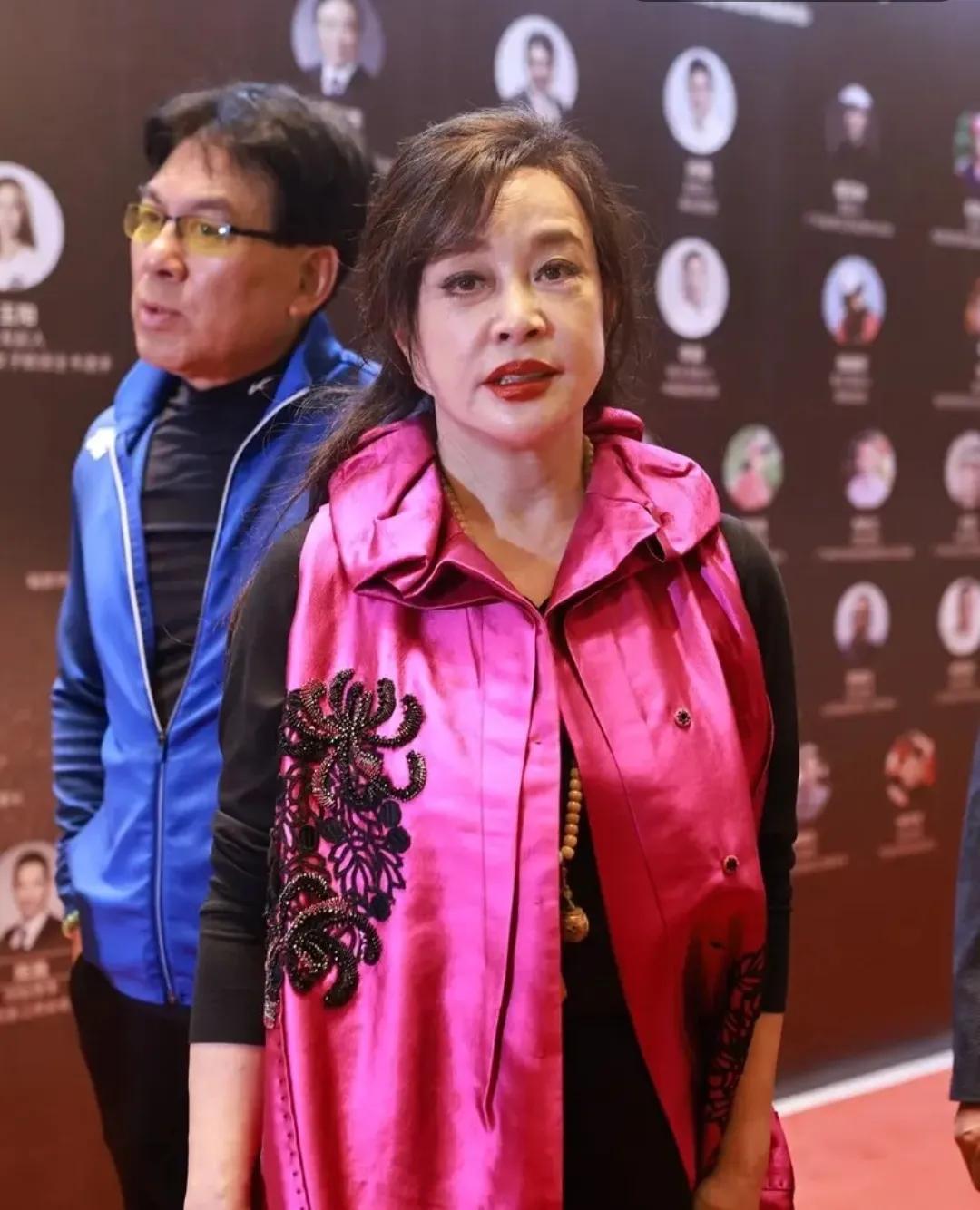 Tang Guoqiang leads Liu Xiaoqing on the red carpet. He is still handsome and stylish at the age ...