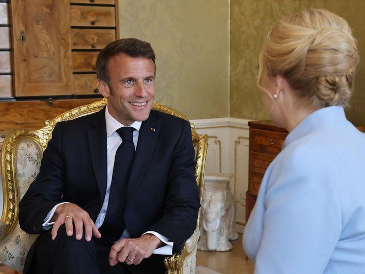 Macron leaves his wife to visit Slovakia! The beautiful president is ...