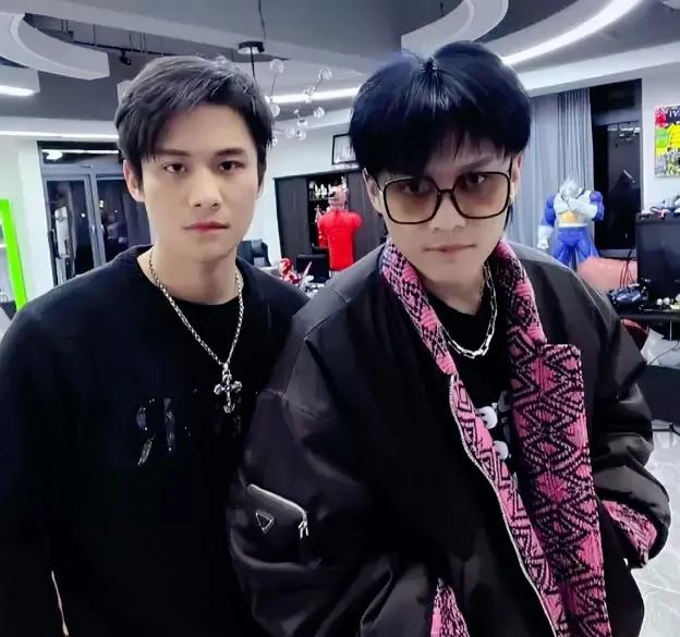 Brother Yang and his family went to Joker Xue's concert, and were ...