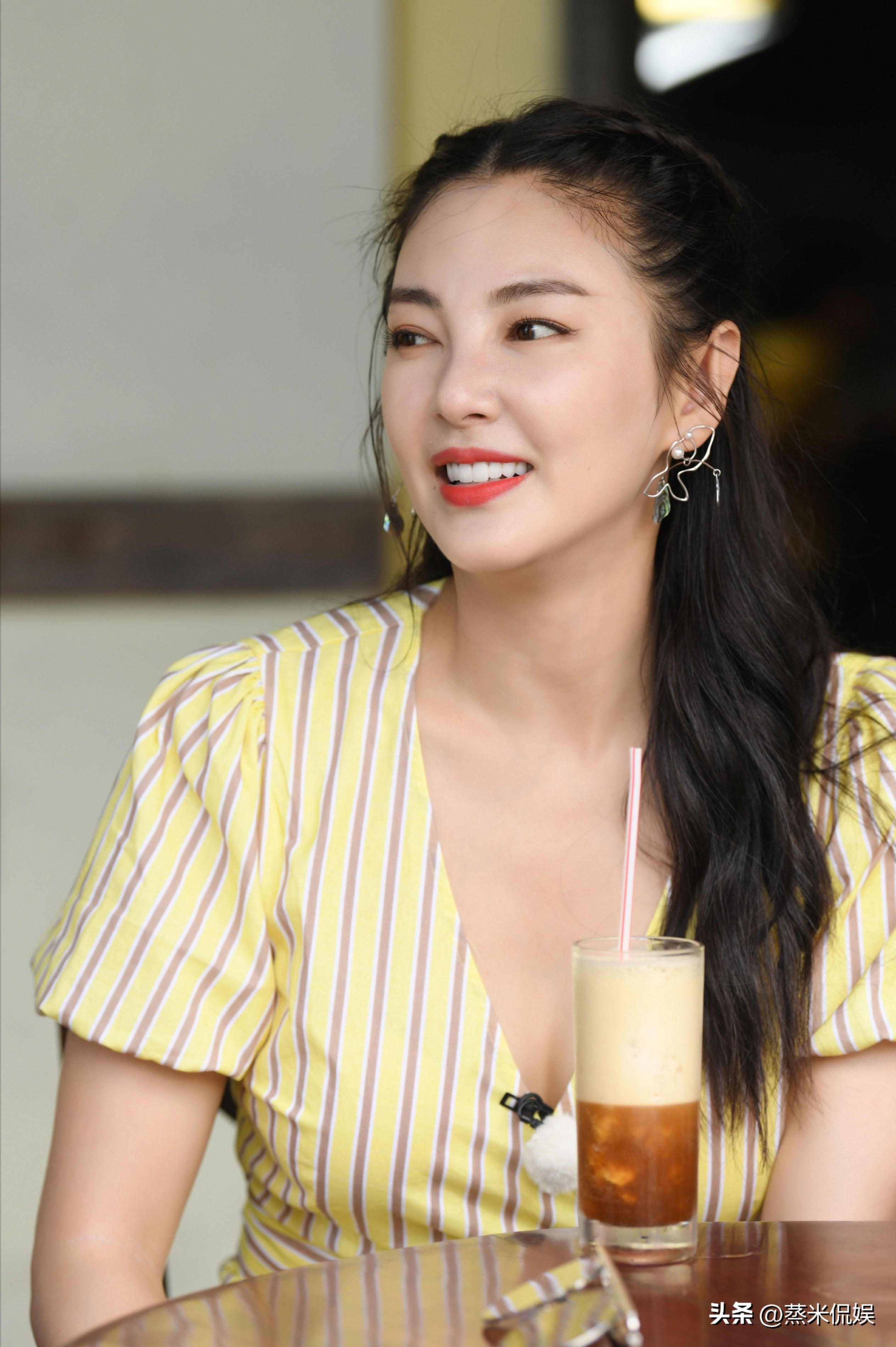 Zhang Yuqi, Jiang Wenli, Yu Nan, Kong Lin, and Internet celebrity Zuo Ye, jointly carried the ...