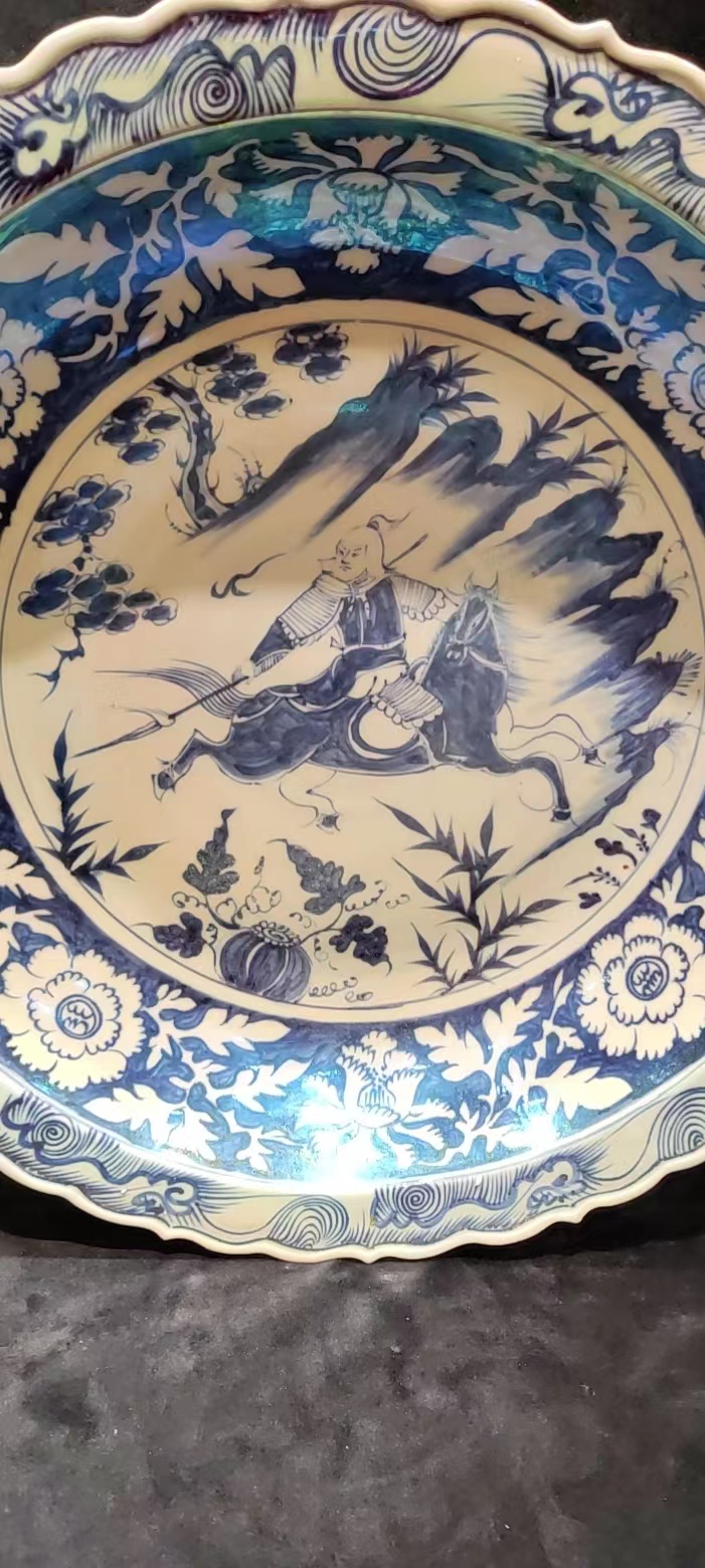 The Yuan Dynasty blue and white figure and flower pattern sunflower ...