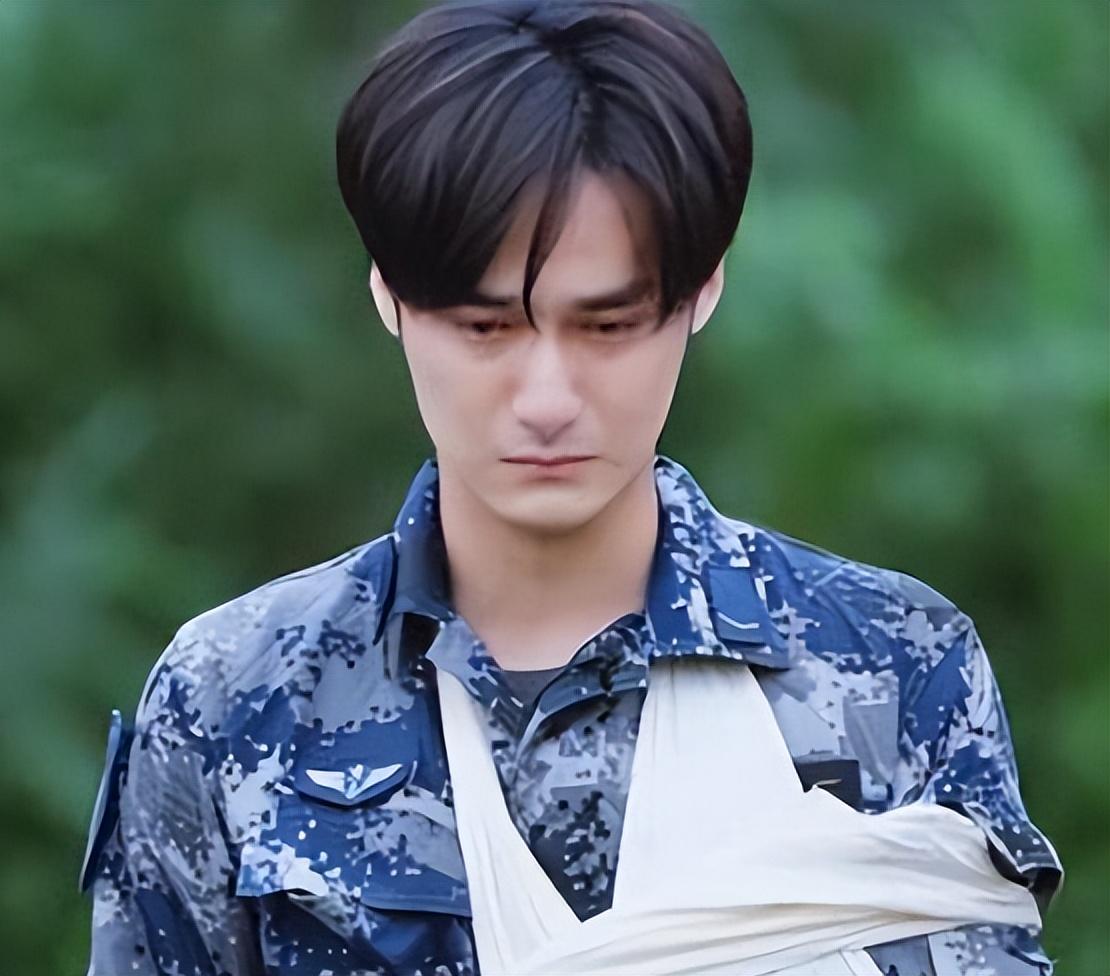 A gentleman on the surface, but in fact a gangster leader, these male ...