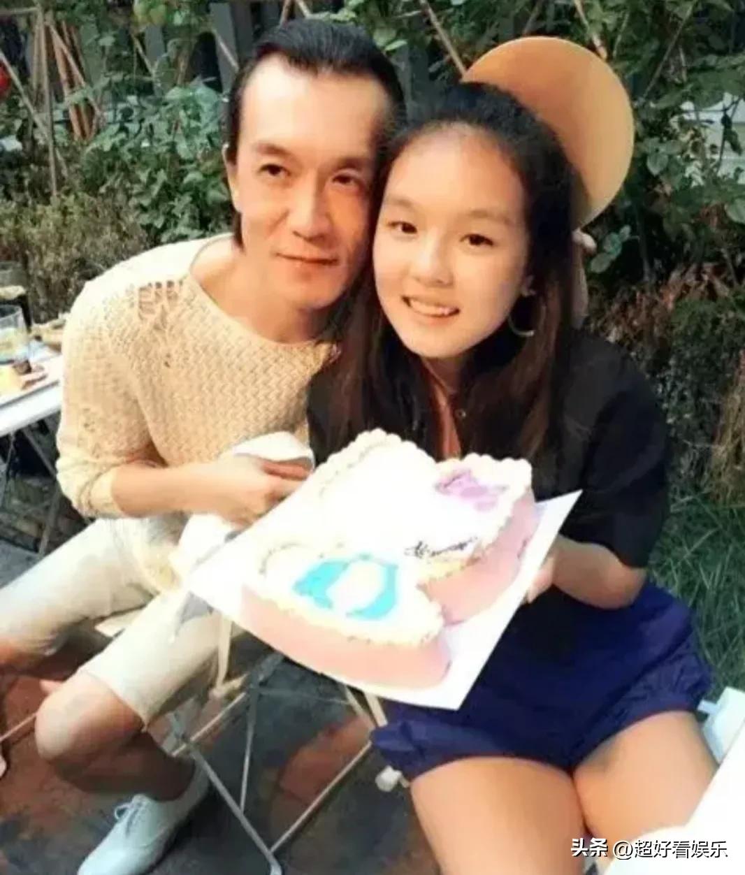 On September 2, the wife of the late Li Yong, Ha Wen, shared a group of ...