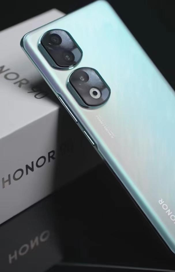 The difference between the same 200-megapixel Honor 90 and Honor 90pro ...