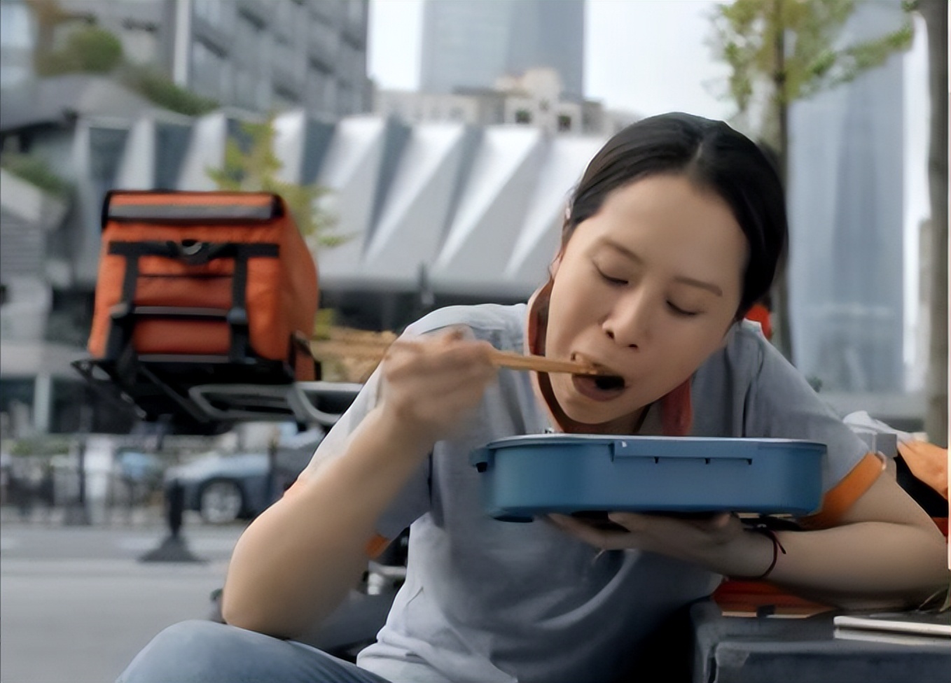 It's also a food scene. When I put Haiqing, Liu Tao, and Yang Ying ...