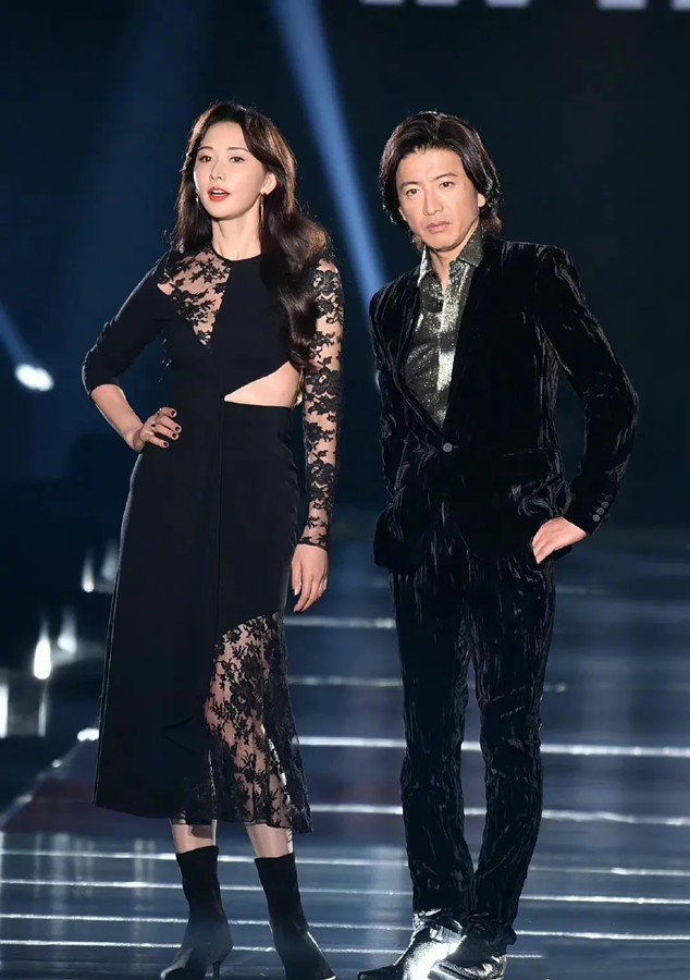 48-year-old Lin Chiling on the catwalk in Japan!In a lace dress with ...