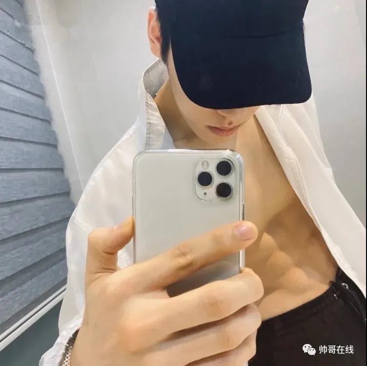 186 The long-legged and thin-muscle actor shows off his muscles for the ...