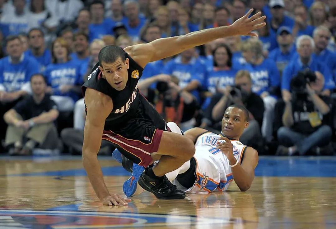 22 winning streak + 27 winning streak!The first in NBA history!He is ...