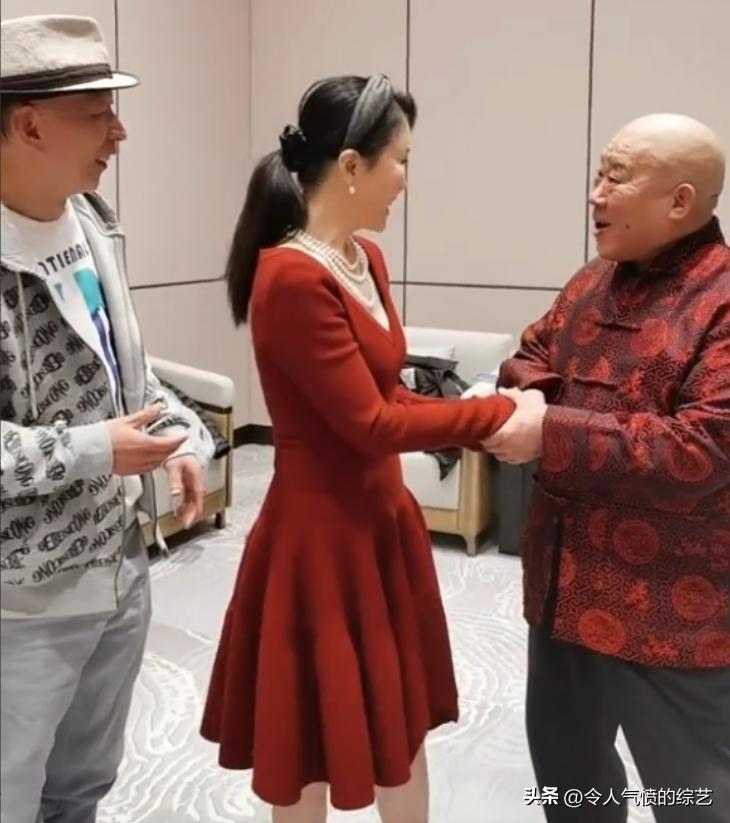 Disrespectful? First-class actor Du Xudong caused controversy! Holding ...