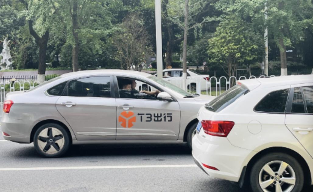 The army of online car-hailing drivers, takeaway guys, and stalls is ...