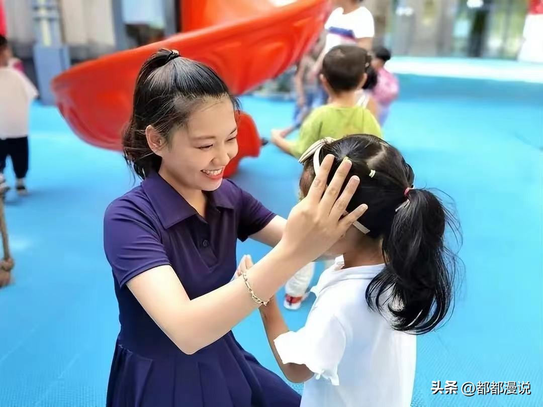 The midriff is exposed and the miniskirt is worn, the kindergarten ...