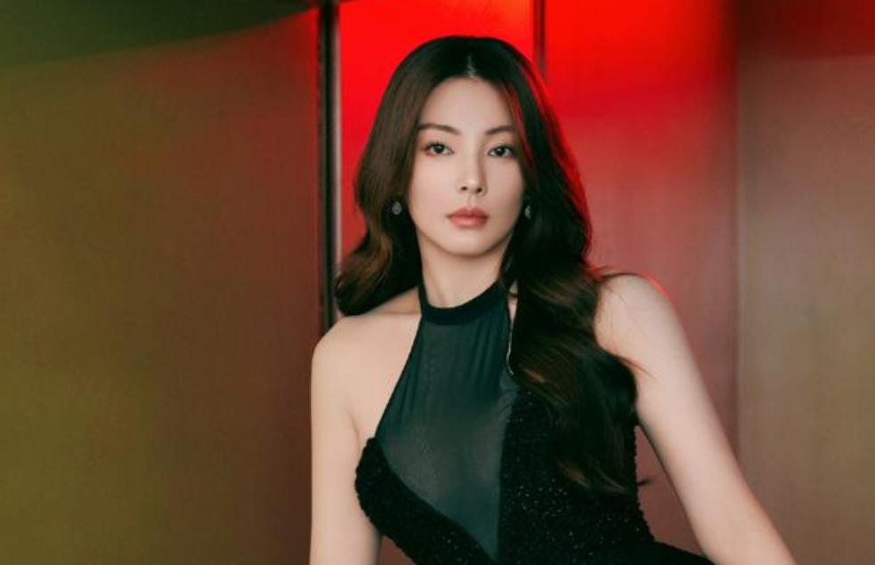 How bold Zhang Yuqi is in wearing a skirt, the plump snow-white fabric ...