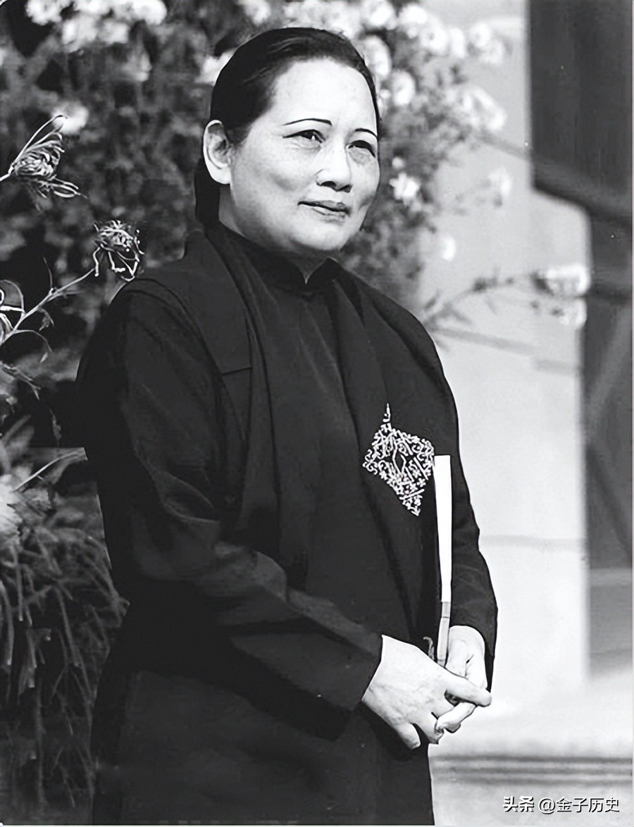 When Soong Ching Ling met Jiang Qing for the first time, she gave a 7 ...