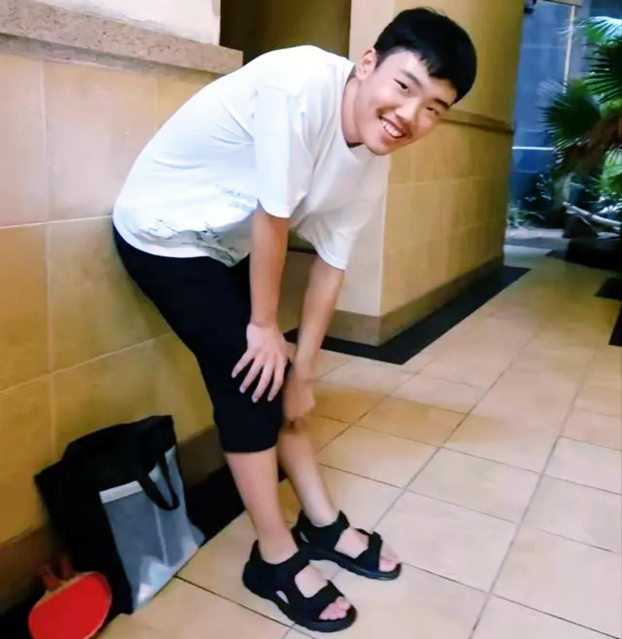 Uncle Hu Xinyu changed his mouth and signed the agreement, saying that ...