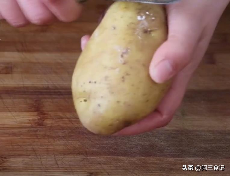 Add a potato to the enoki mushroom and mix it with your hands. It's too ...
