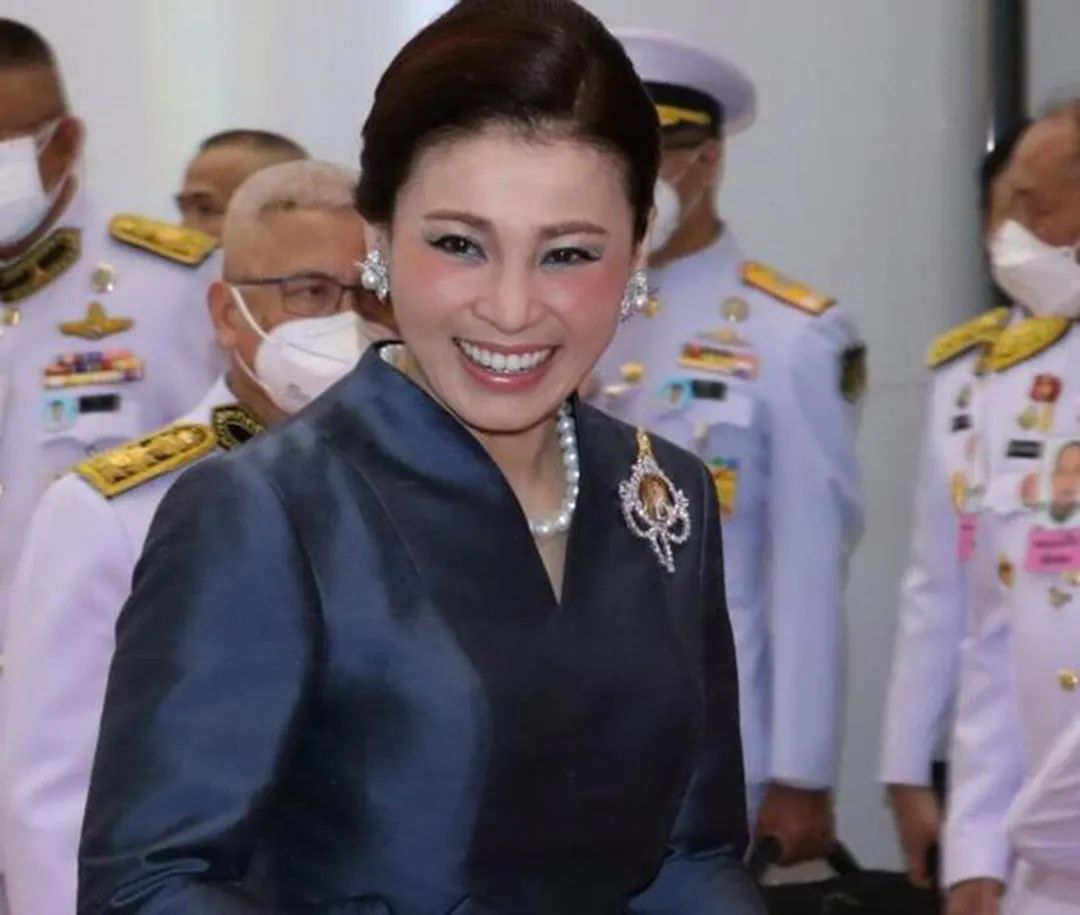 King's return!Suthida's fashionable tight-fitting suits are still in ...