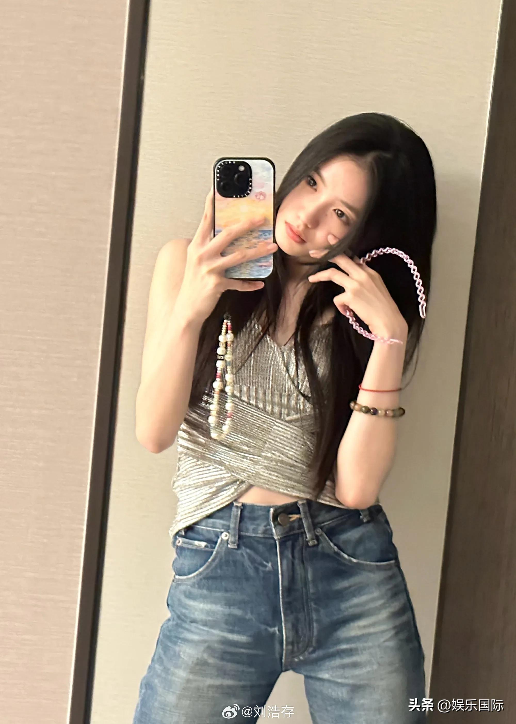 Liu Haocun plays a selfie in front of the mirror with long hair and ...