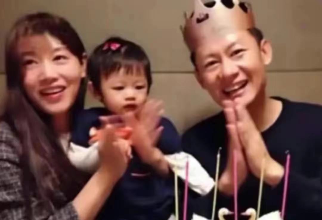 Li Jian's family of three seldom show up! The first love wife is tall ...