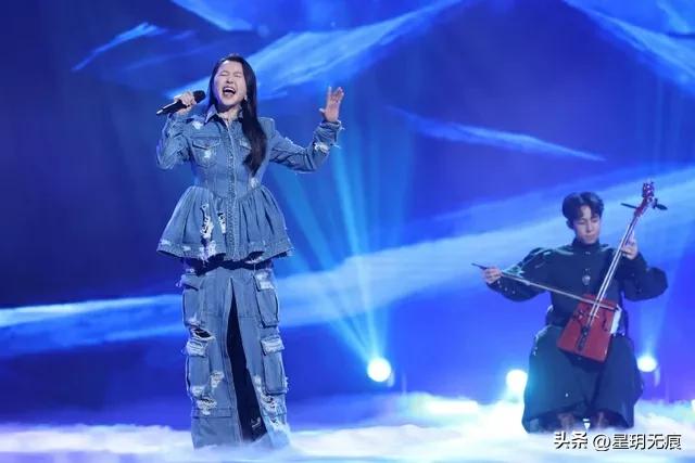 Tan Weiwei proudly sang the Weibo Music Festival [Chile Song] with a ...