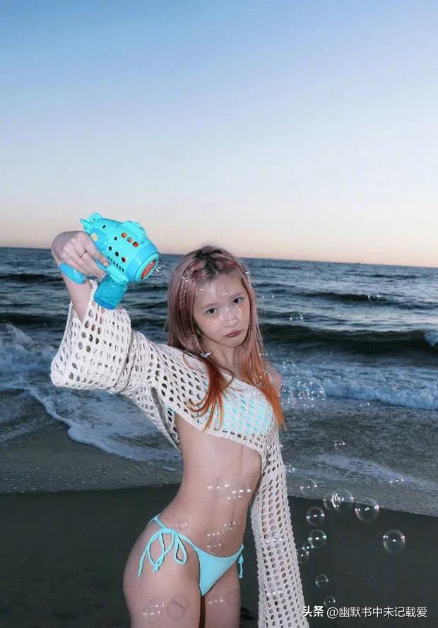 Xu Jiao basks in a sexy swimsuit at the beach with a hot body and long, thin legs - iMedia