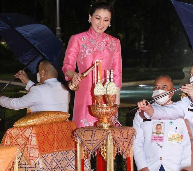 The 43-year-old Suthida is out of the sky, and the Bangkok Spring ...