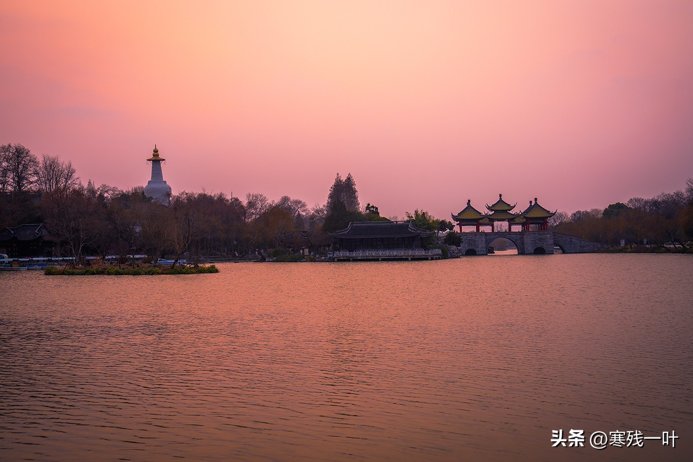 Slender West Lake has a wonderful scene, which reproduces the legendary ...