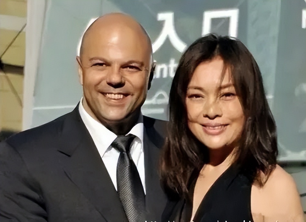 Shi Ke's wealthy life is really moisturizing, wearing a halter dress ...