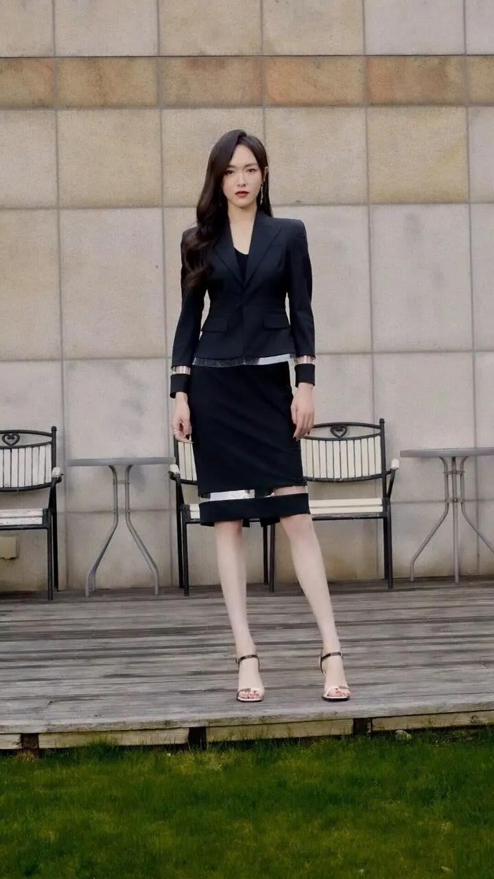 Tang Yan's beautiful legs and feet - iMedia