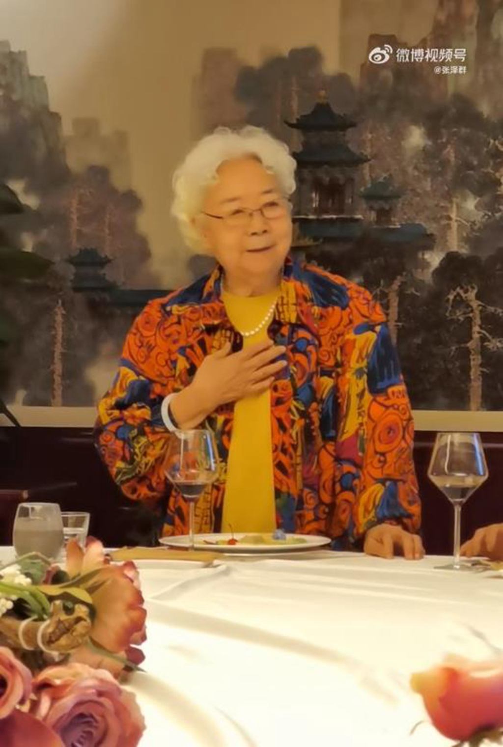 Rare, Zhang Yong hands Tian Hua, Tao Yuling and Wang Fuli at a party ...