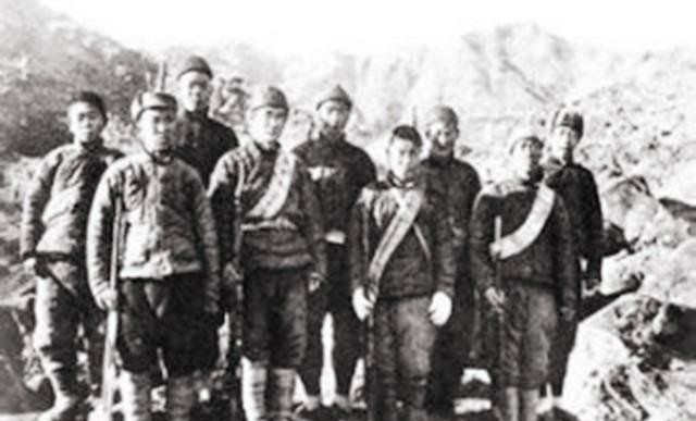 At the critical moment, the soldier gave the order: "Captain, you are ...