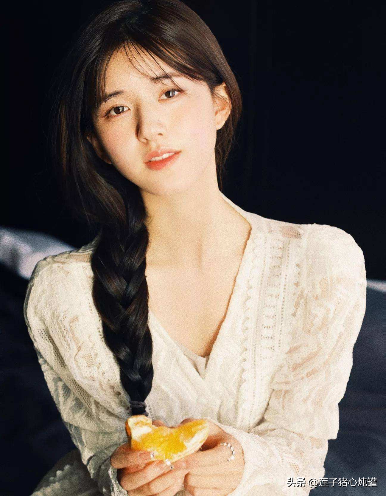 Zhao Lusi looks younger and younger, with a white cardigan and a pink ...