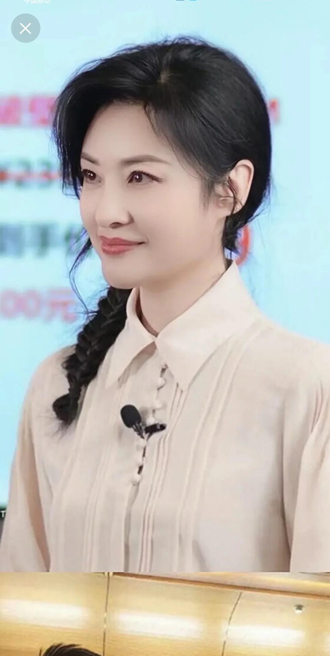 Zhou Tao, 53, is still so beautiful. Is there any secret? - iNEWS