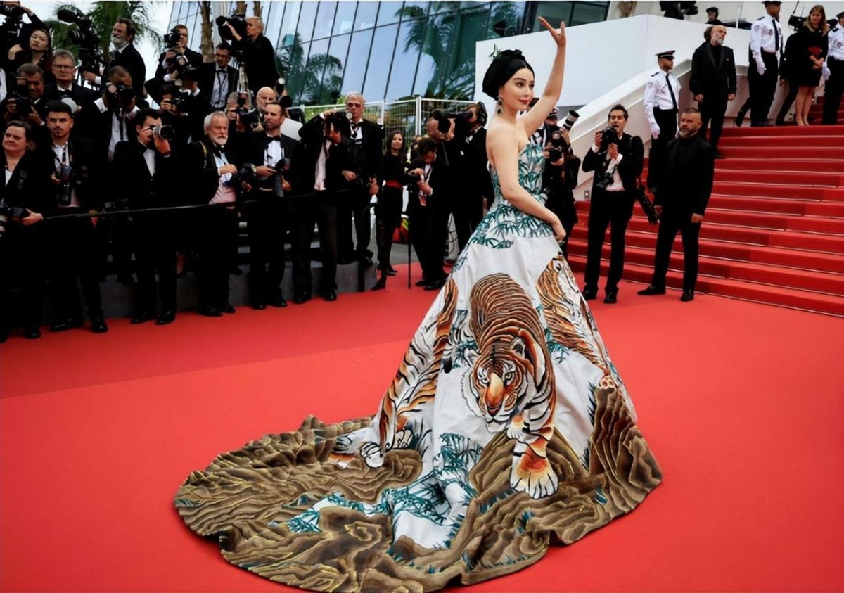 On a Cannes red carpet, Fan Bingbing changed 7 dresses to show her ...