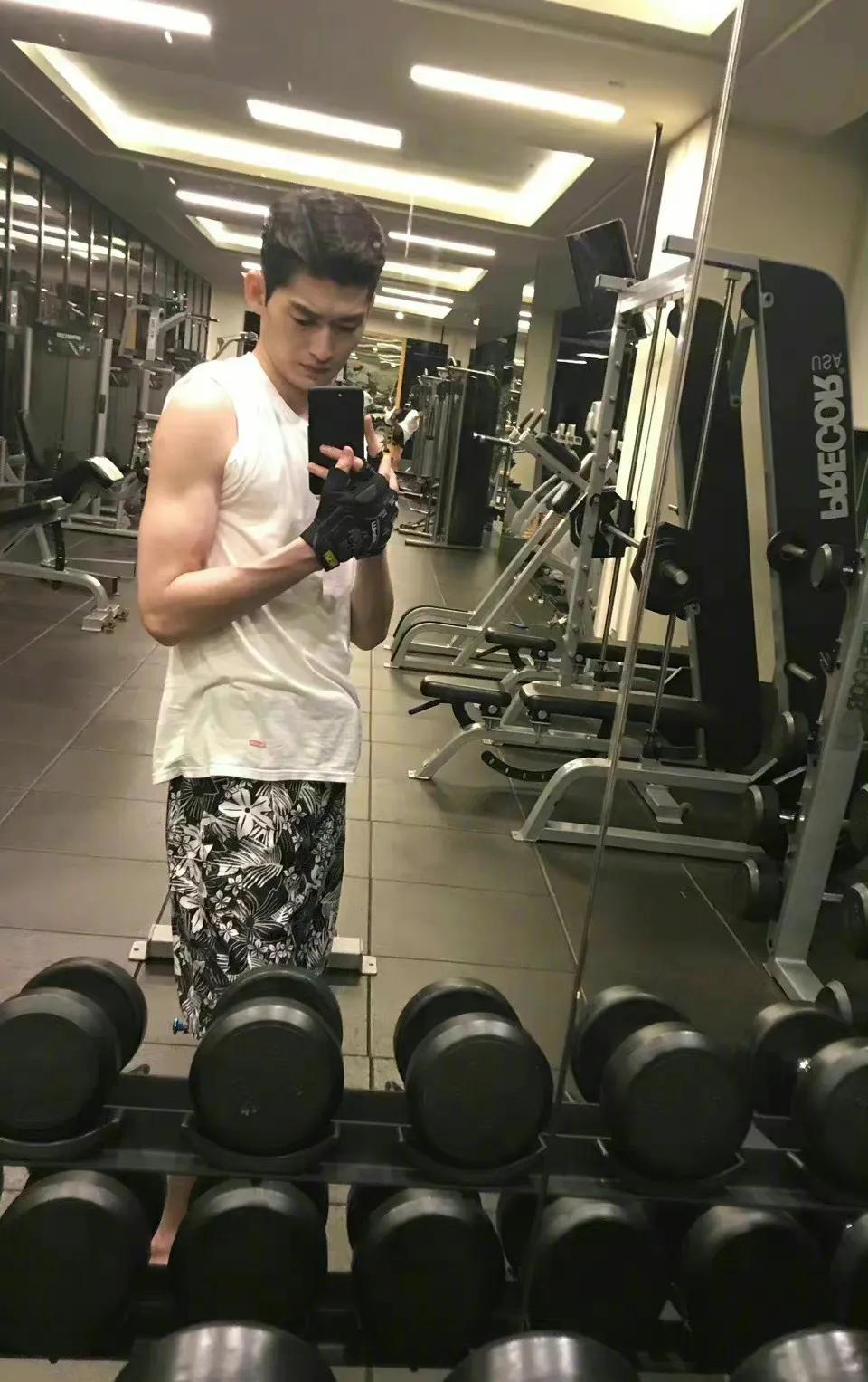 The netizen met Zhang Han in the gym, and his arm muscles were ...