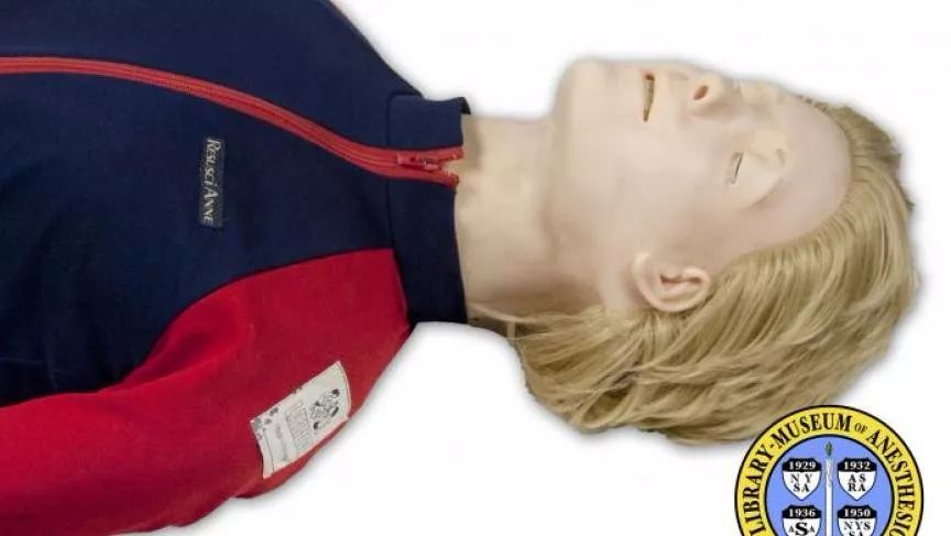 Teenage corpse smiling and being kissed by countless people - iNEWS