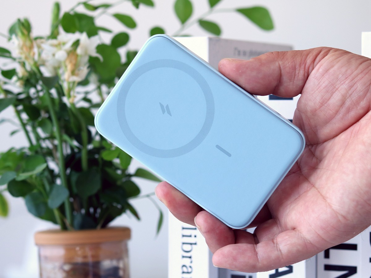 Start with Anker magnetic charging treasure, compact and portable ...