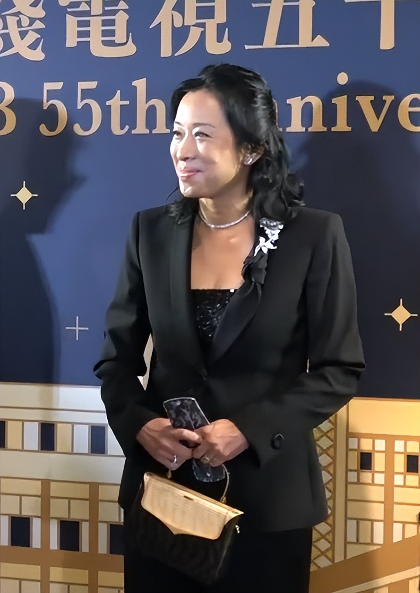 The 64-year-old "Beautiful Lady" Zhu Lingling is fatter!The skin is ...