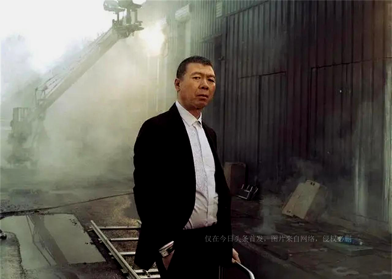 65-year-old Feng Xiaogang's background was revealed, and he finally gave in and forced the ...