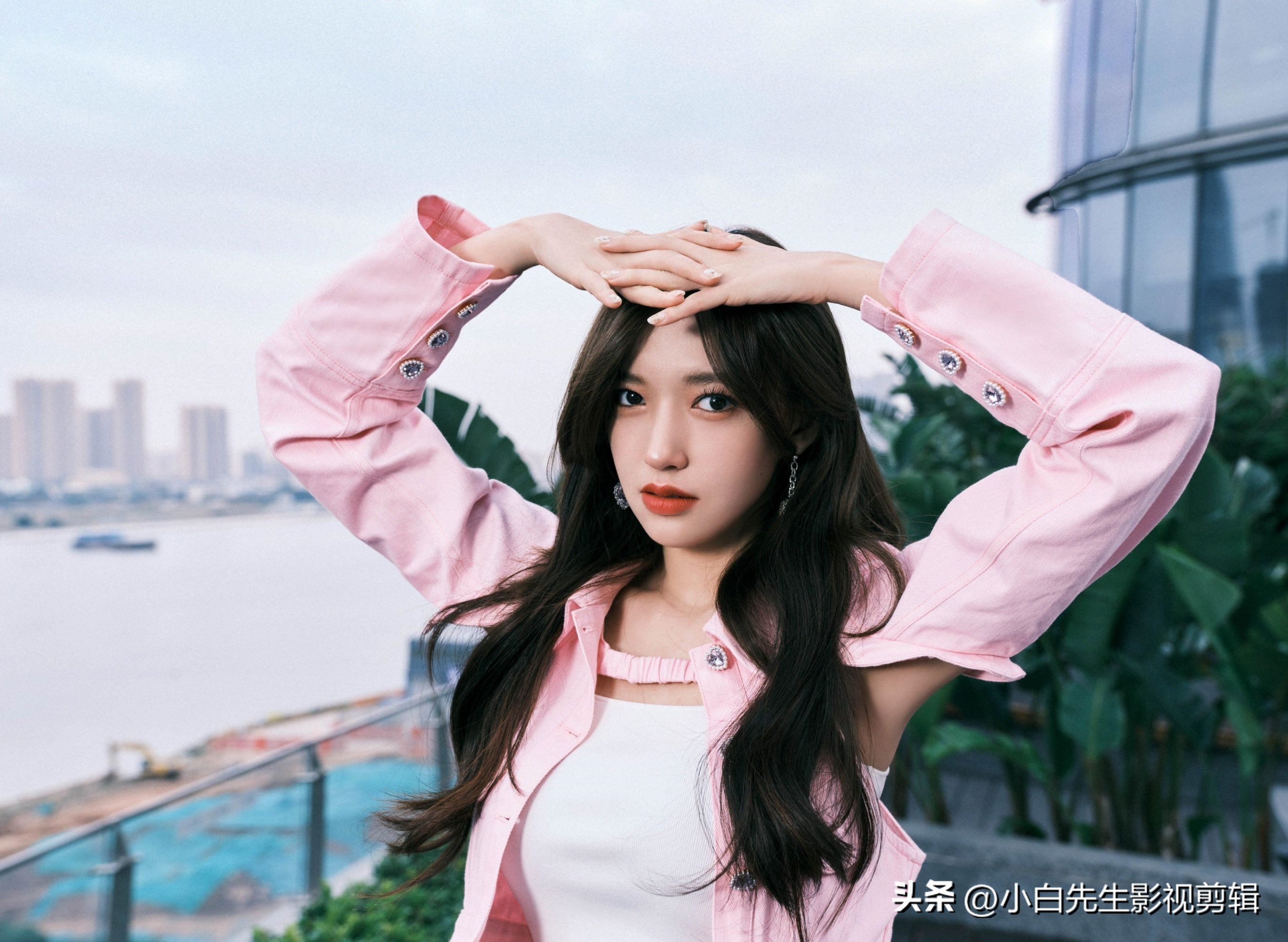 Cheng Xiao, pink denim, sweet and cool, modern, flamboyant, and free ...