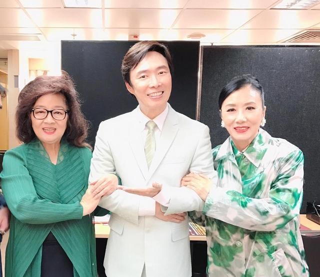 75-year-old singer Xu Xiaofeng rarely appears! She is full of energy ...