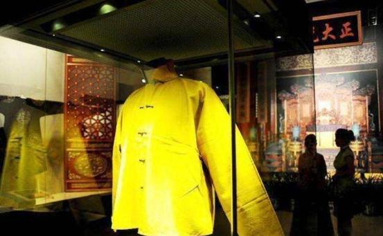 What is the function of the "Yellow Mandarin Jacket" of the Qing ...