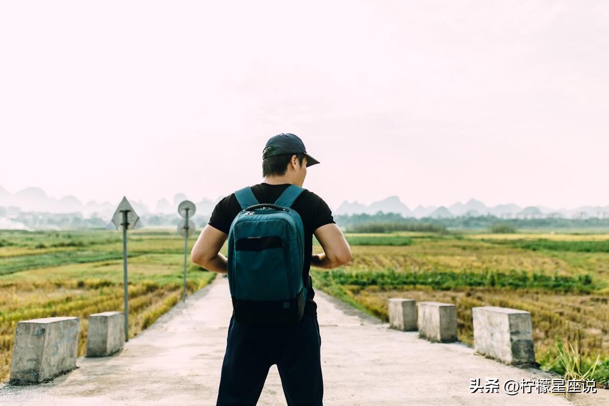 Among the constellation men, the four most inseparable from their wives ...