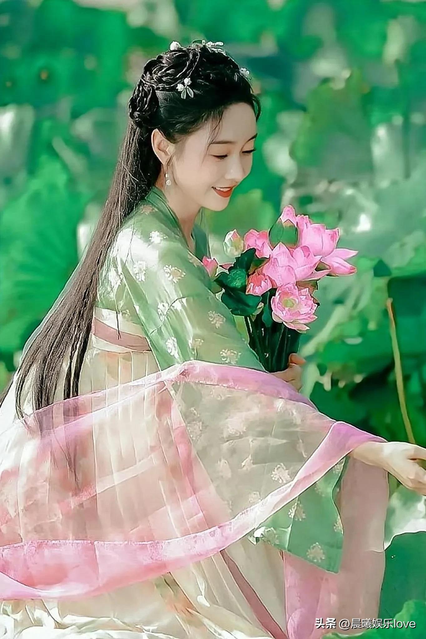 Xuan Lu is known as the flower fairy in ancient costumes, she is so ...
