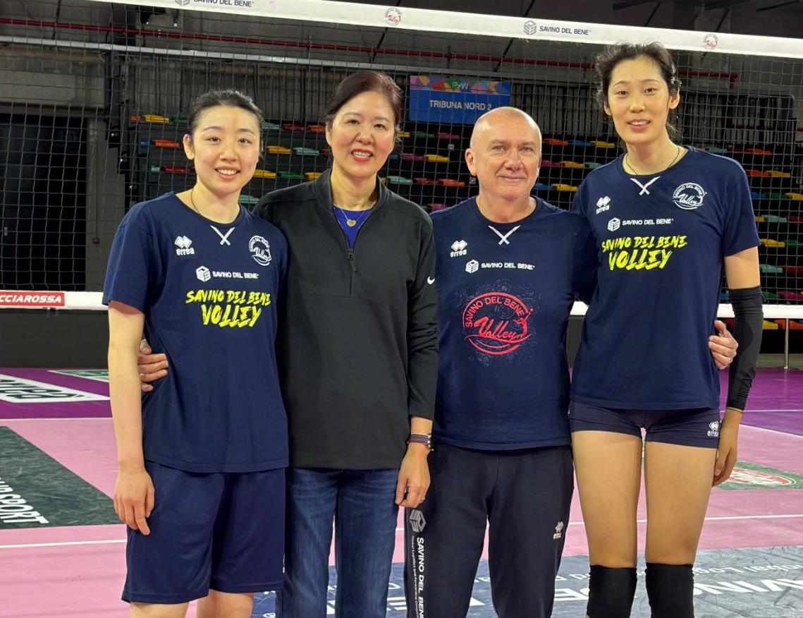 The 62-year-old Lang Ping rarely appeared on the court! Group photo Zhu ...