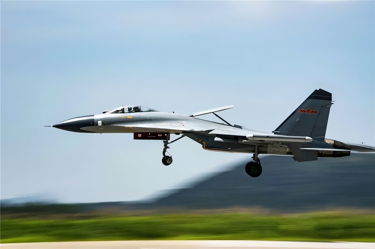 US media pays attention to China's new fighter jet, which can carry 8 ...