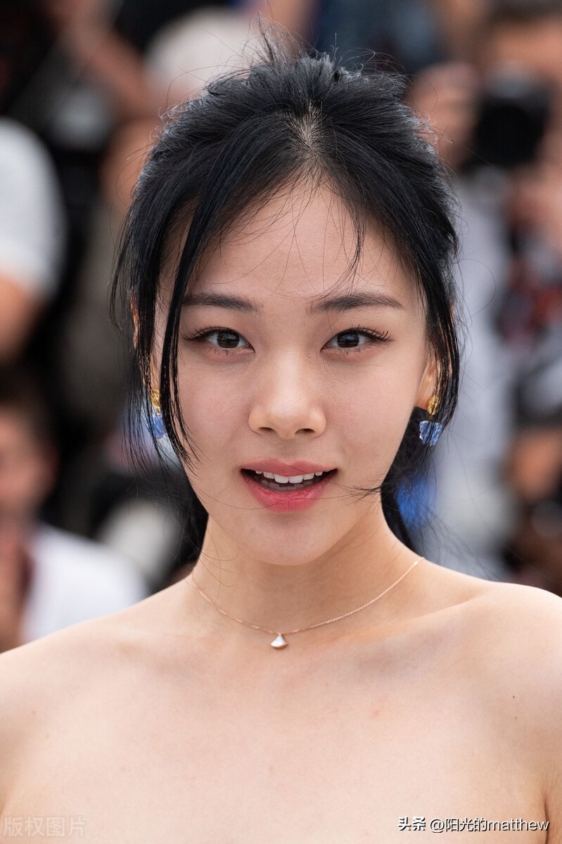 Kim Henry's blue floral tube top dress + white Mary Jane pointed high ...