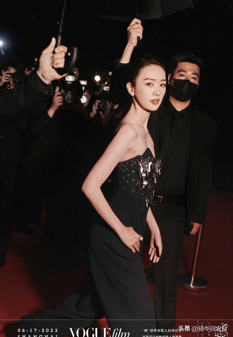 Actress red carpet flash exposure blockbuster Yang Mi Ouyang Nana glamorous - iNEWS